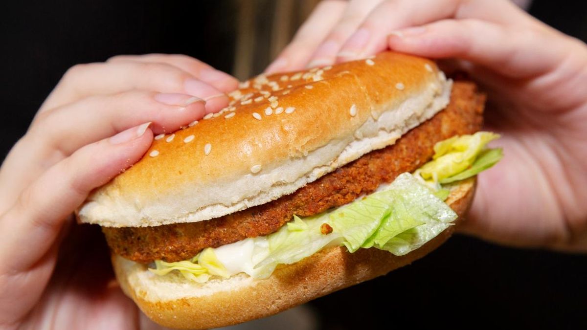 KFC lanza la primera hamburguesa de "pollo" frito vegano de su historia