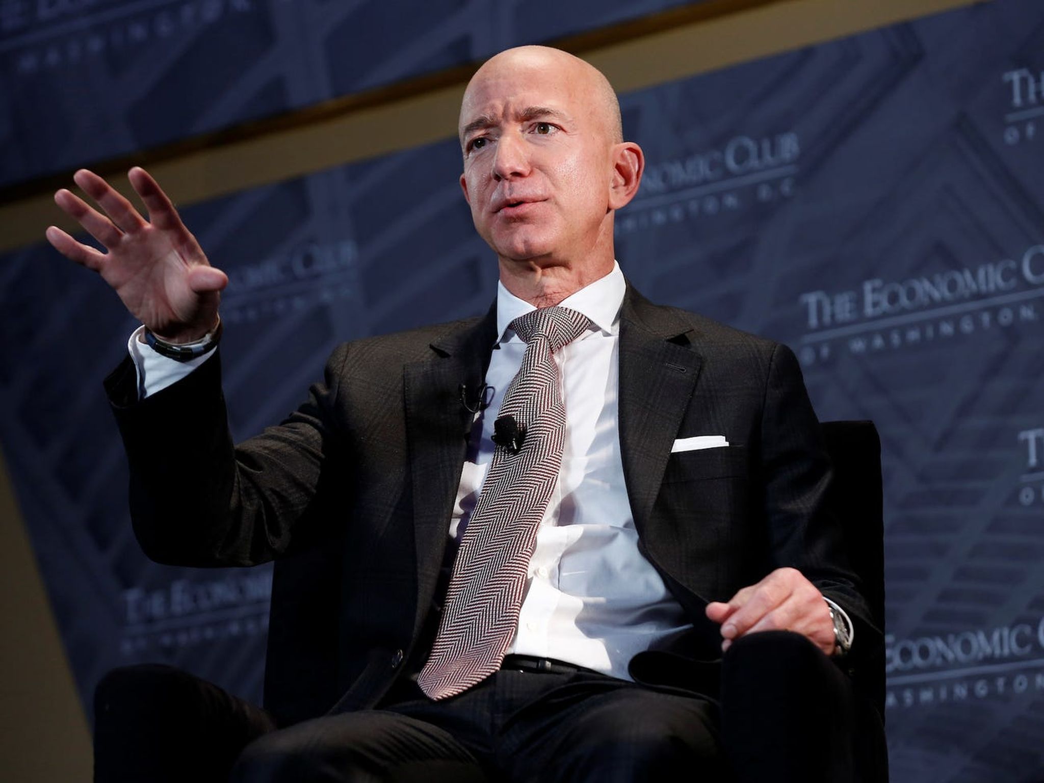 El icónico estilo de liderazgo de Jeff Bezos le ha llevado a ...