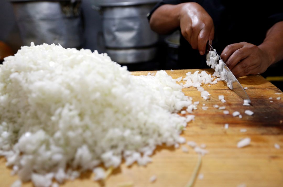 Los posibles beneficios para tu cuerpo que tiene comer cebollas de ...