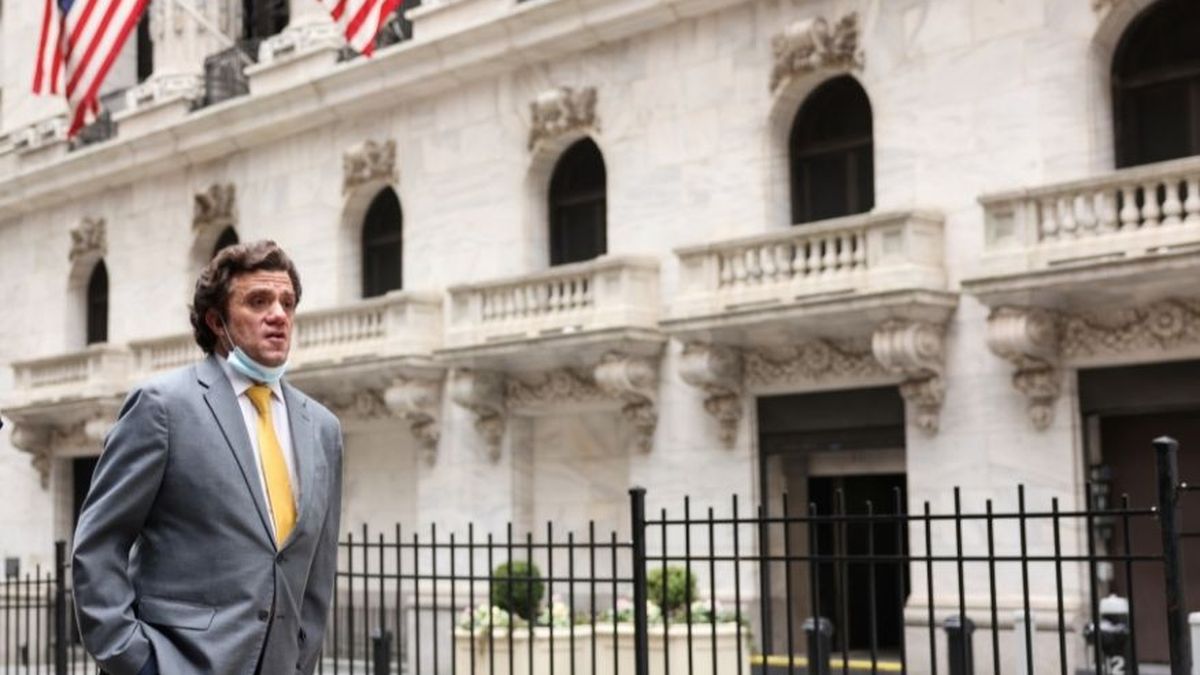 Los grandes bancos de Wall Street reducen sus beneficios a casi la mitad, en parte, por la ...