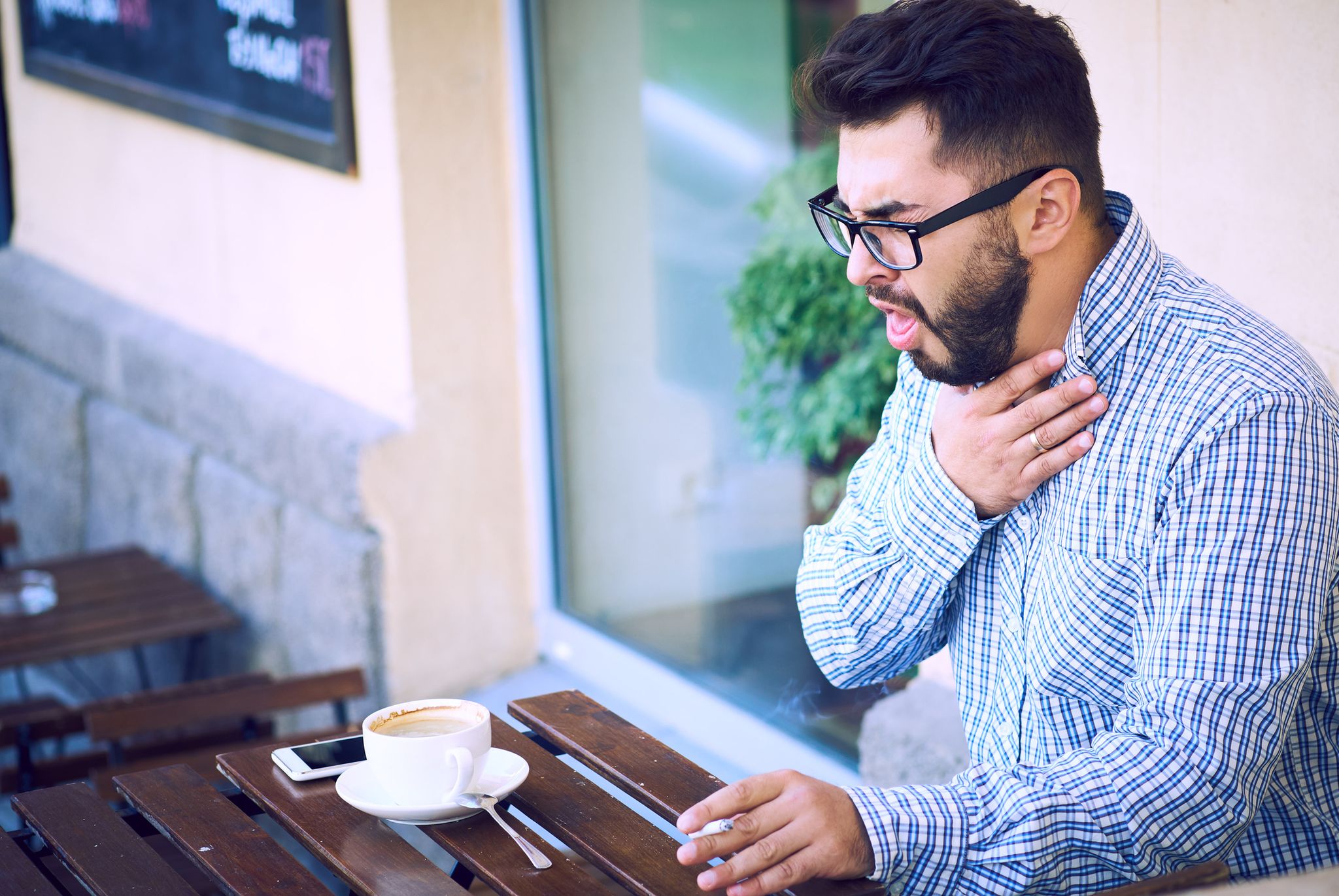 Cómo saber si la tos persistente puede ser un signo de cáncer de pulmón