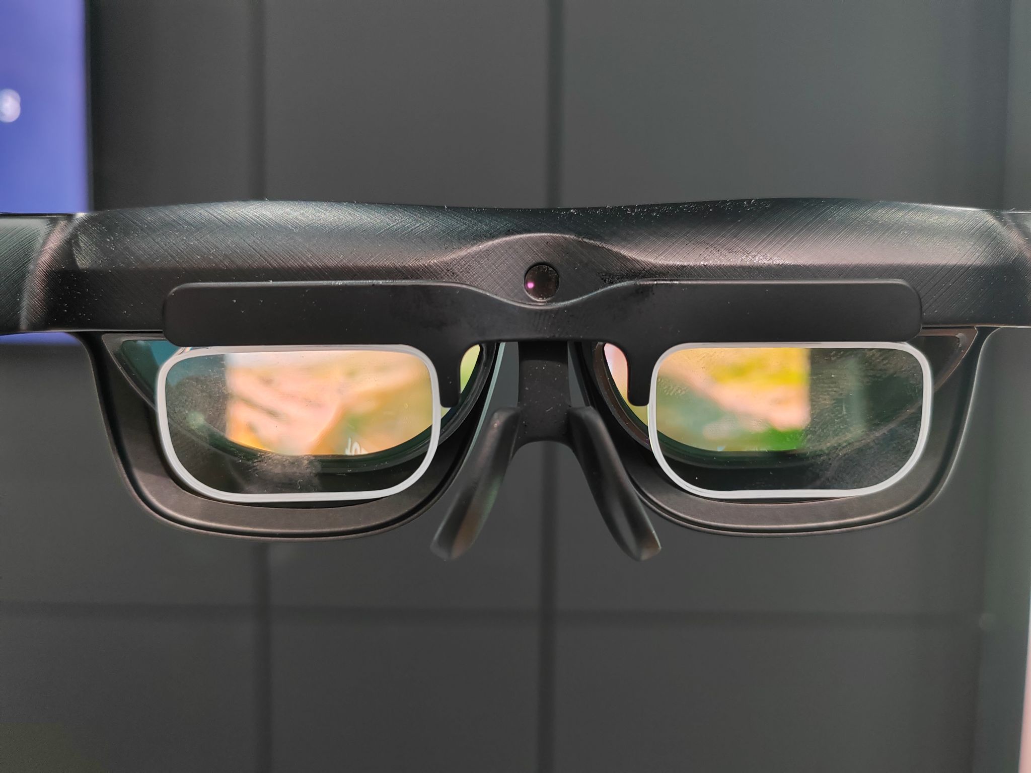 Las gafas inteligentes TCL NXTWEAR S te adentran en un cine con solo ...