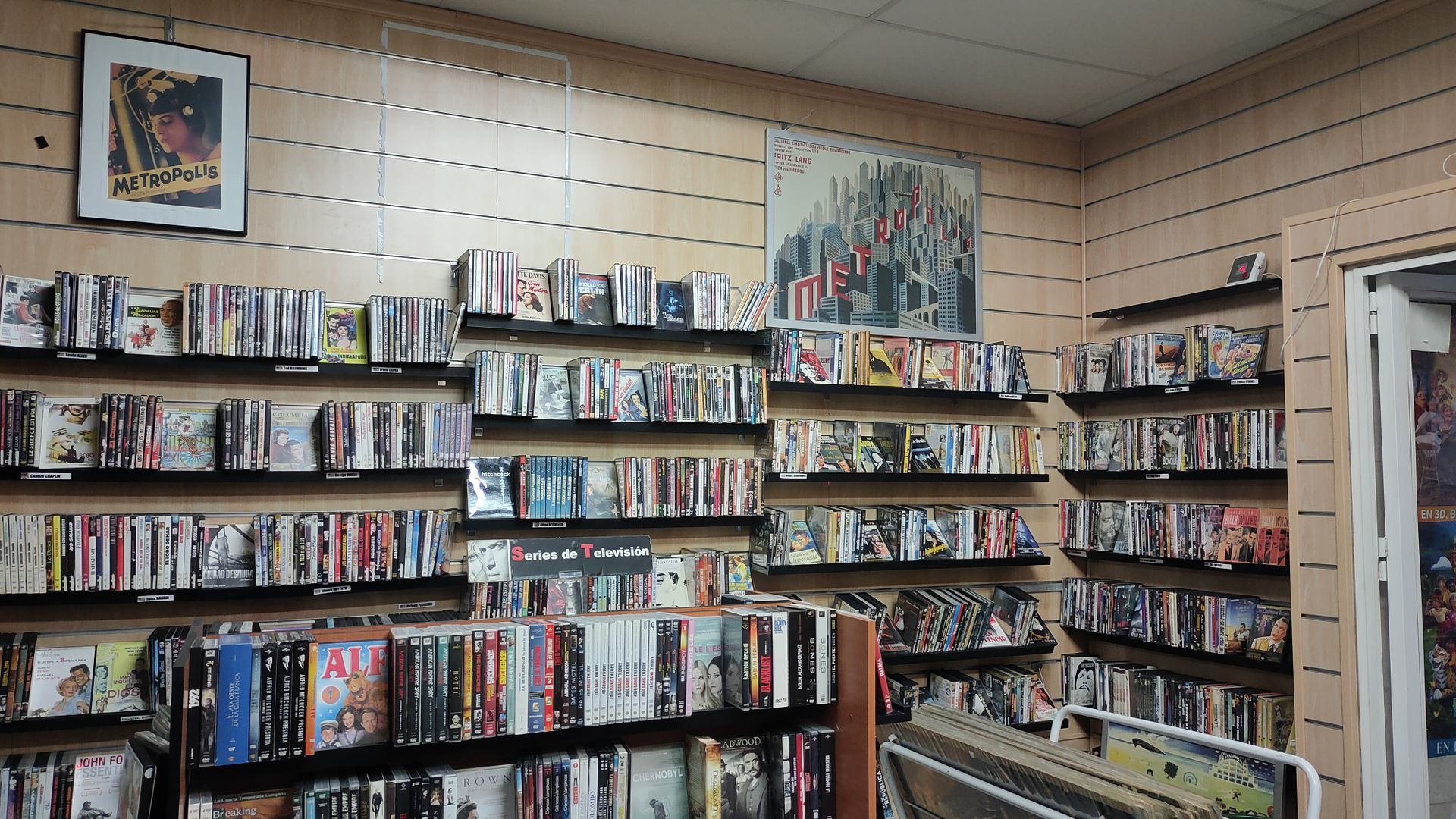 Visito uno de los últimos videoclubs que quedan en España: su dueña me ...