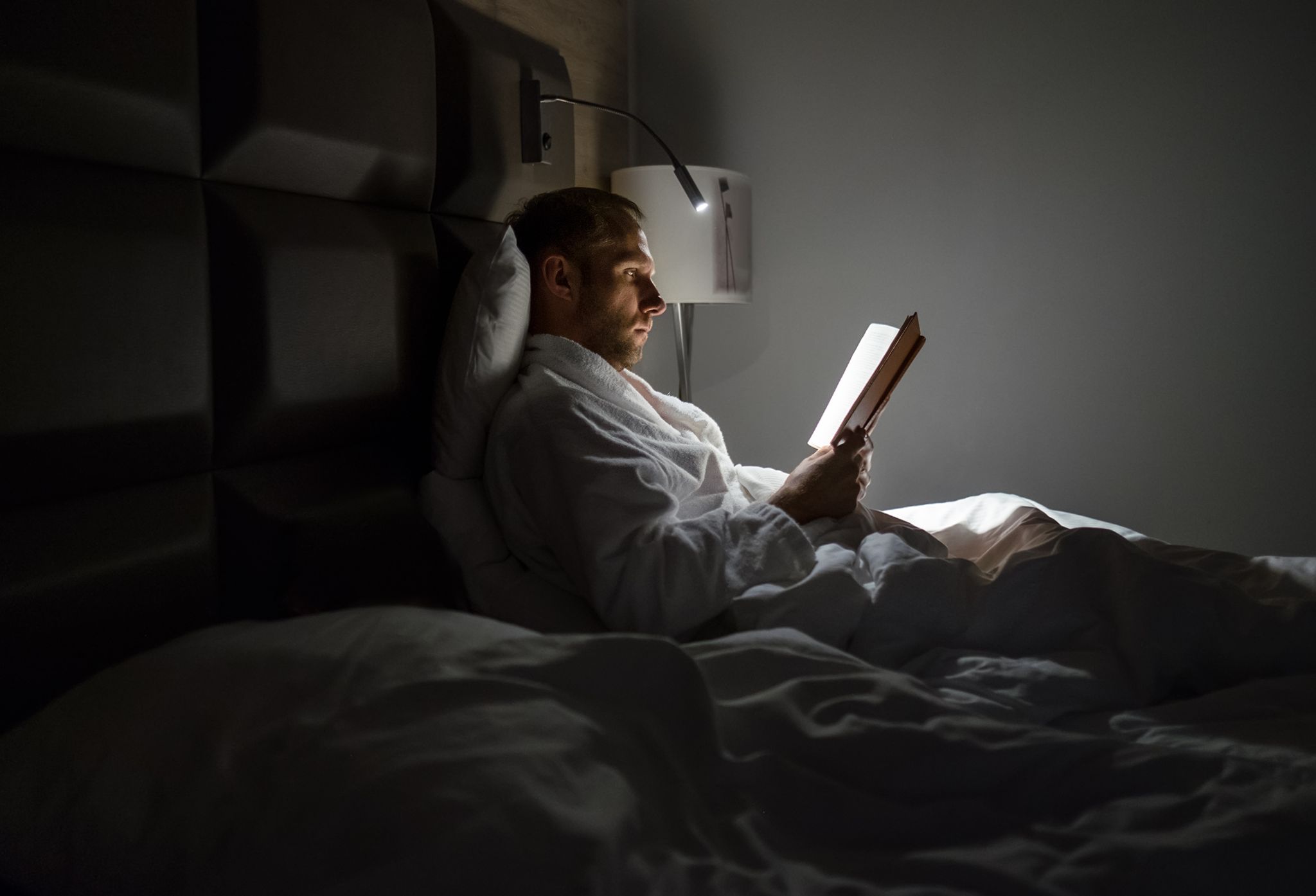 Así afecta a tu salud leer en cama con poca luz cada noche
