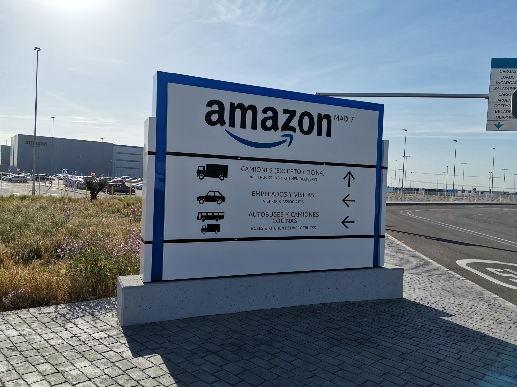 Dentro de uno de los mayores monstruos logísticos de Amazon en España