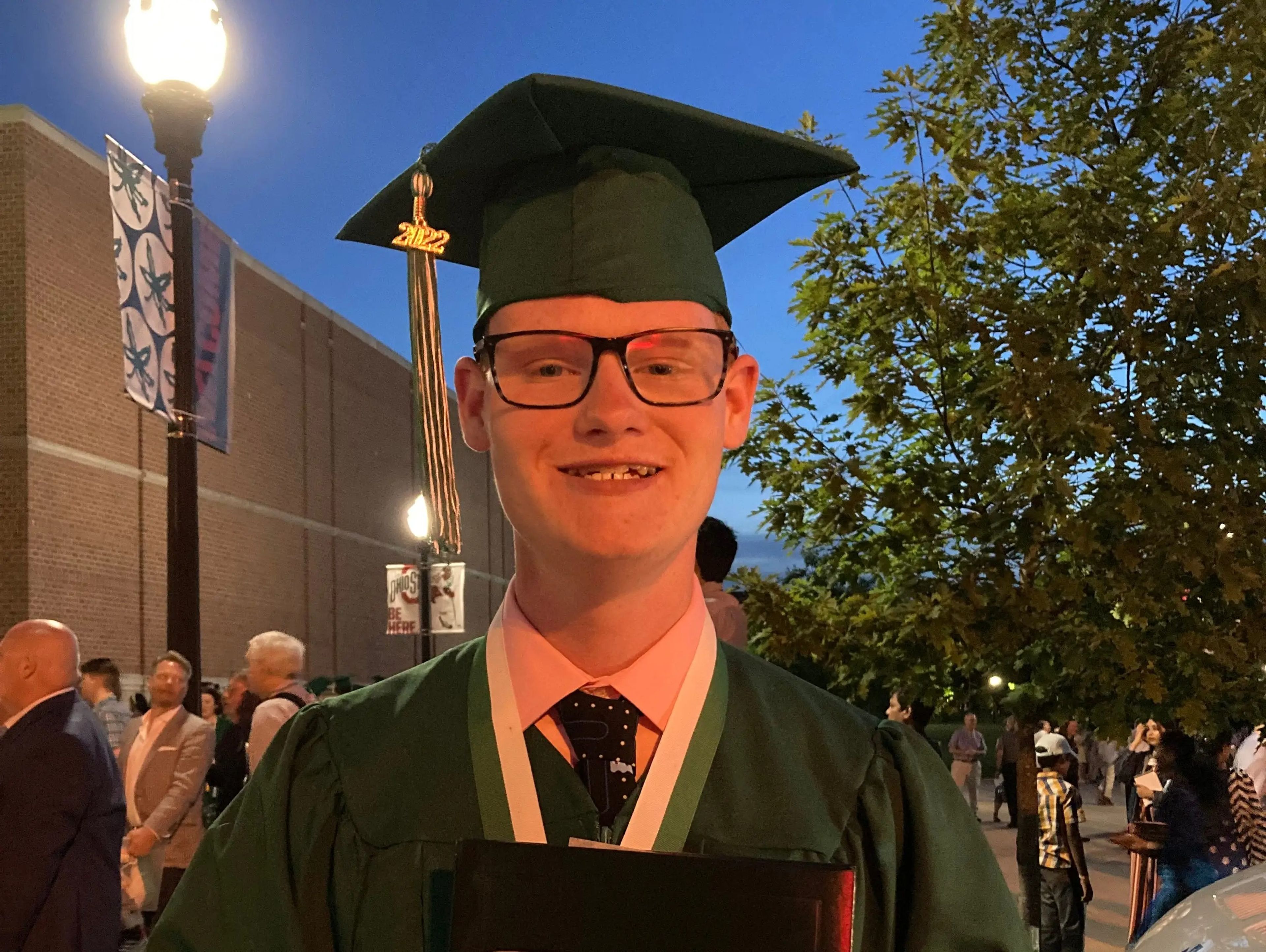 Adoptó a su hijo con 9 años, un niño con autismo que no hablaba: ahora ...