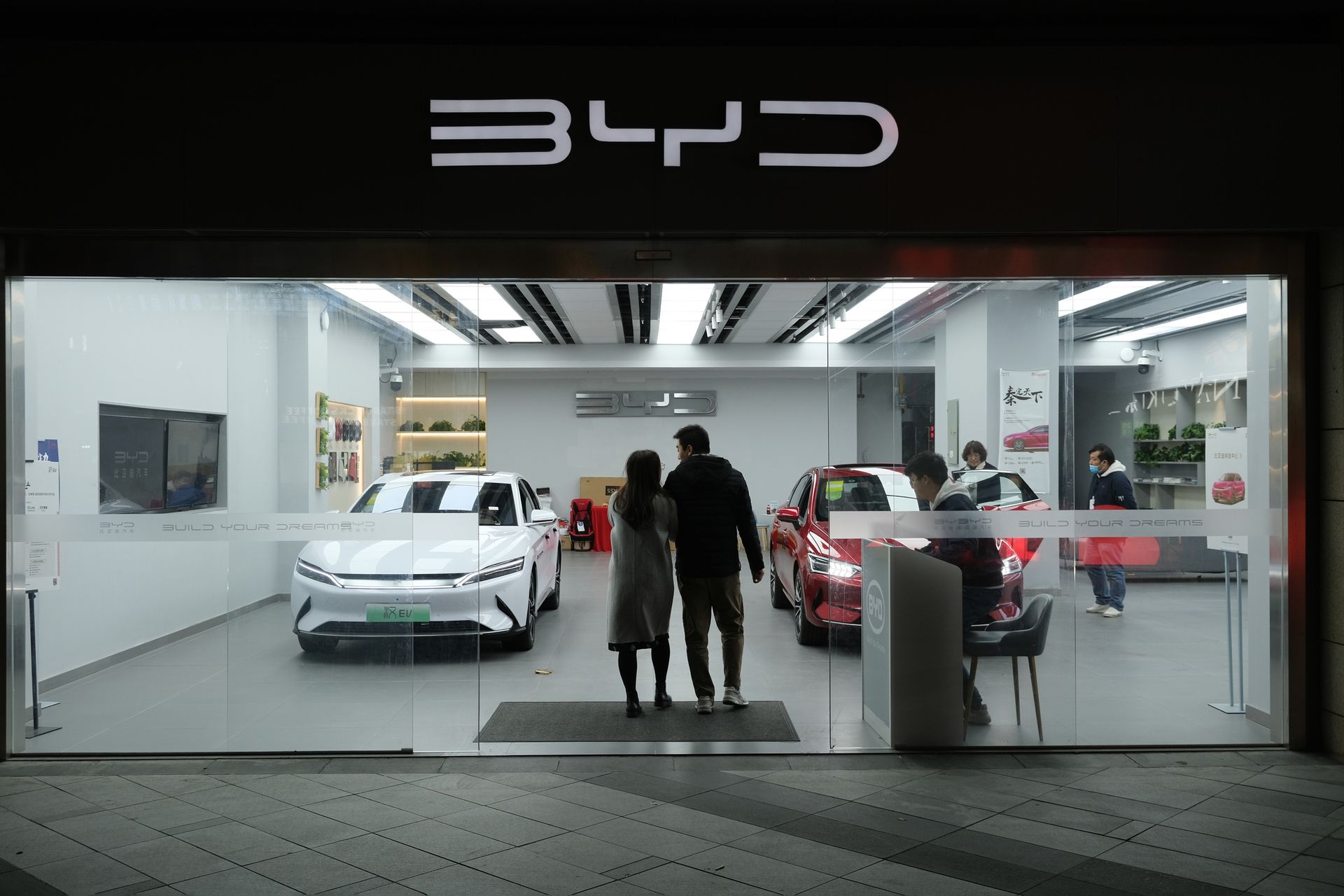 Las chinas BYD y NIO baten récord de ventas y calientan la guerra de ...