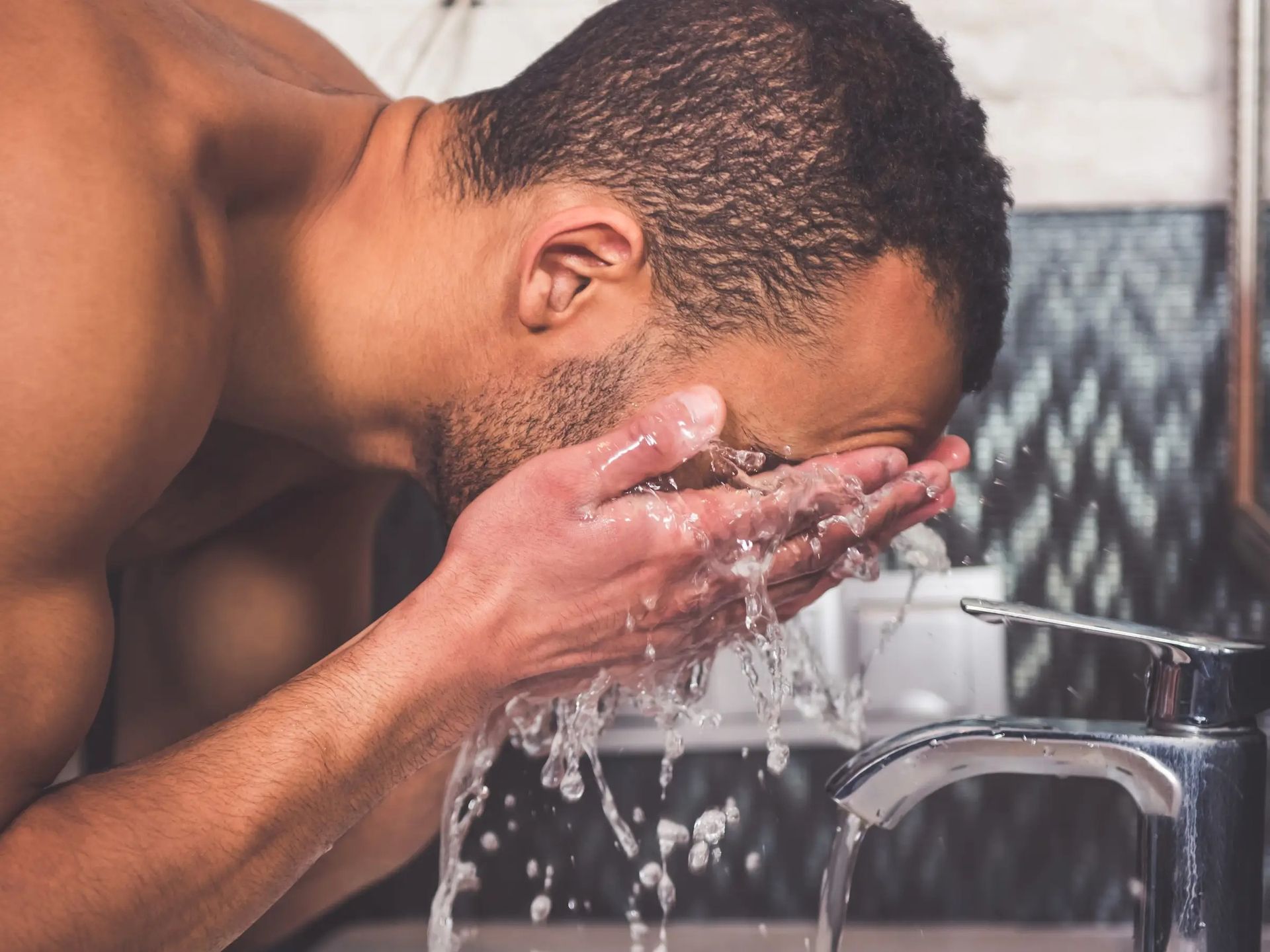 10 mitos sobre lavarse la cara desmentidos por dermatólogos