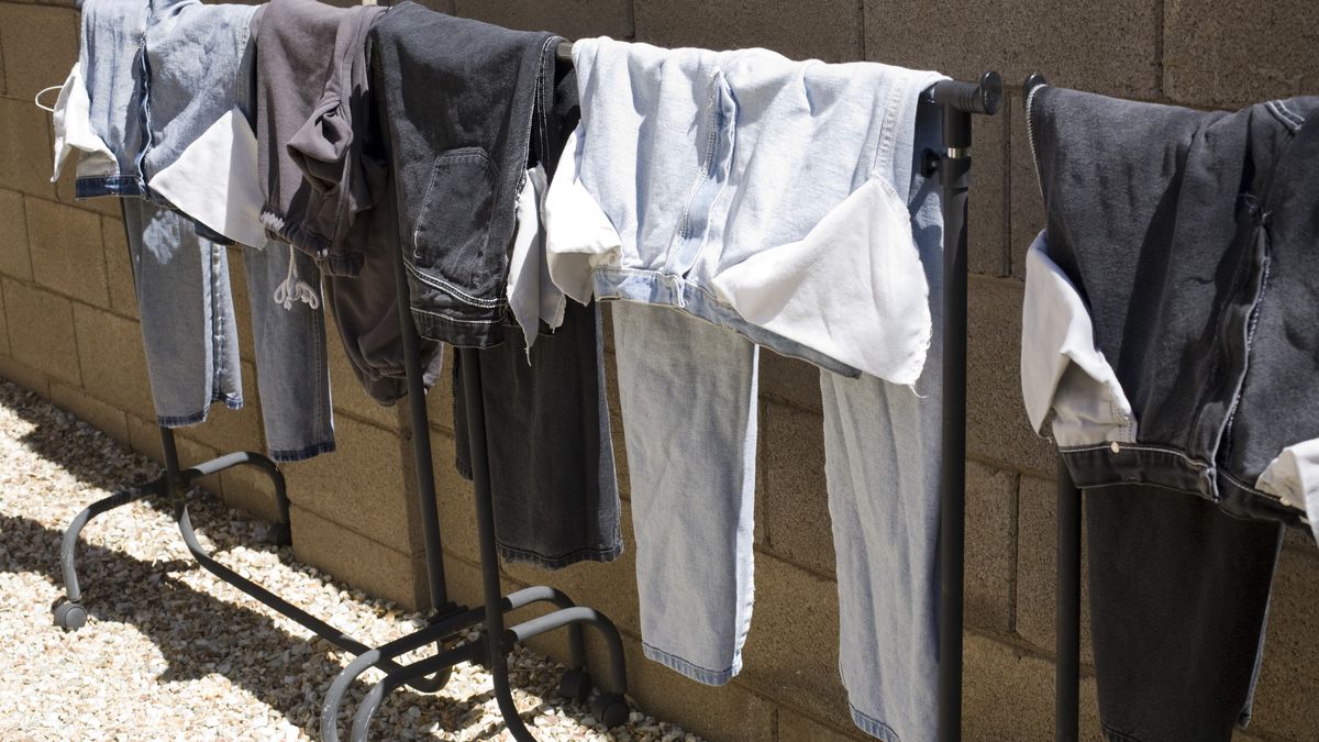 Las ventajas e inconvenientes de lavar la ropa del revés