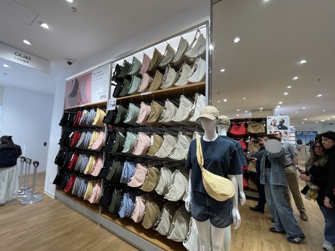 Así es la nueva tienda de Uniqlo en la Castellana con un espacio dedicado a sus bolsos más virales